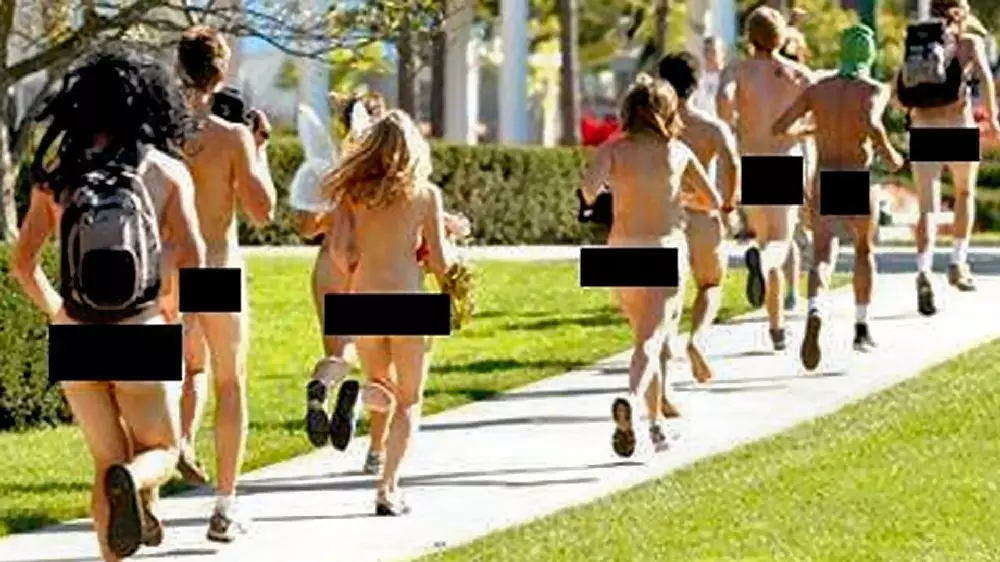 10 Craziest Naked World Records jeemools probéiert 59480_7