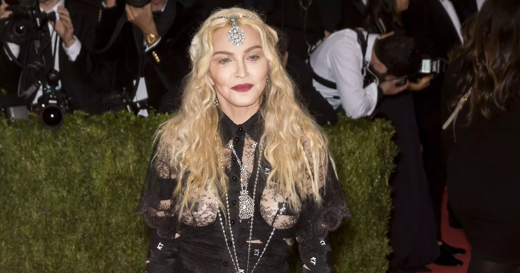 Sa loob ng $19 Million Hidden Hills Home Kung saan Nanirahan ang mga Superstar, The Weeknd At Madonna