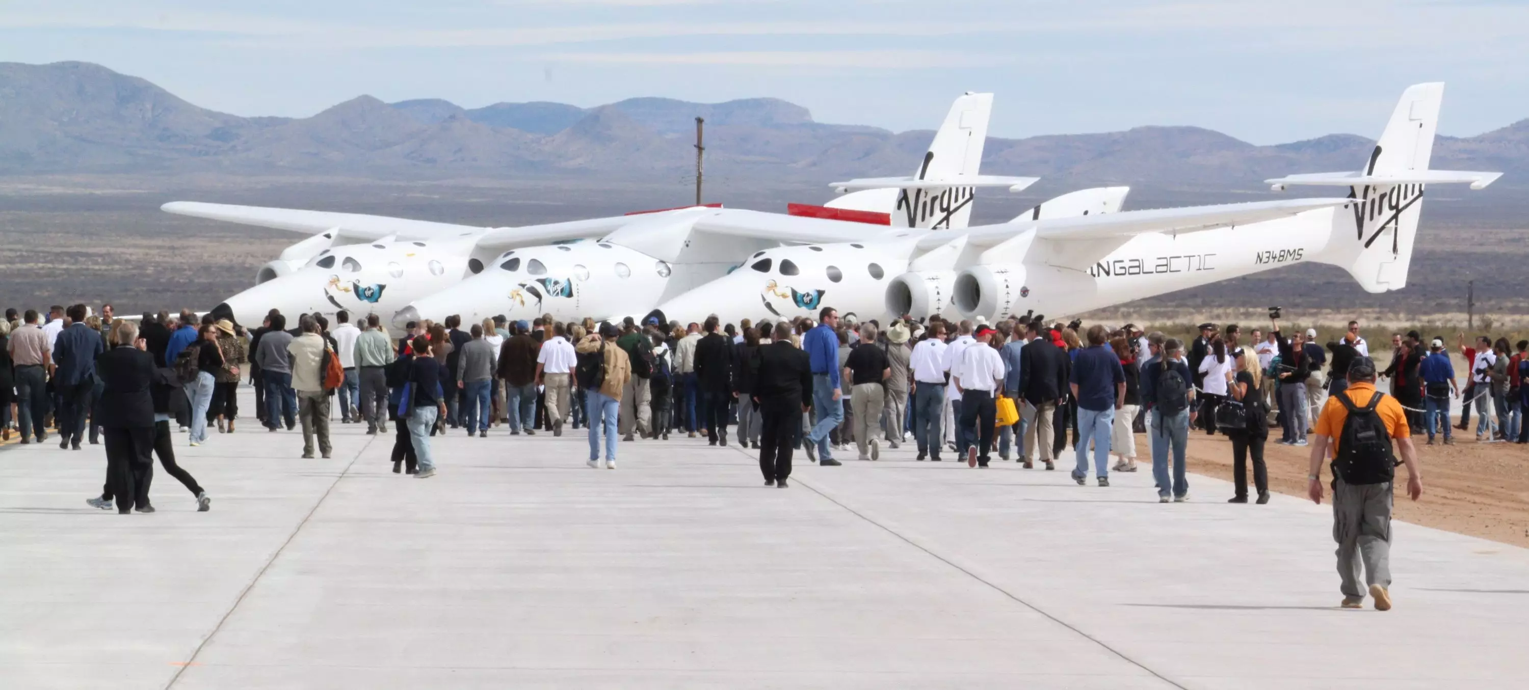 SpaceShipTwo: 10 סאַלעבריטיז וואָס זענען געגאנגען צו פּלאַץ