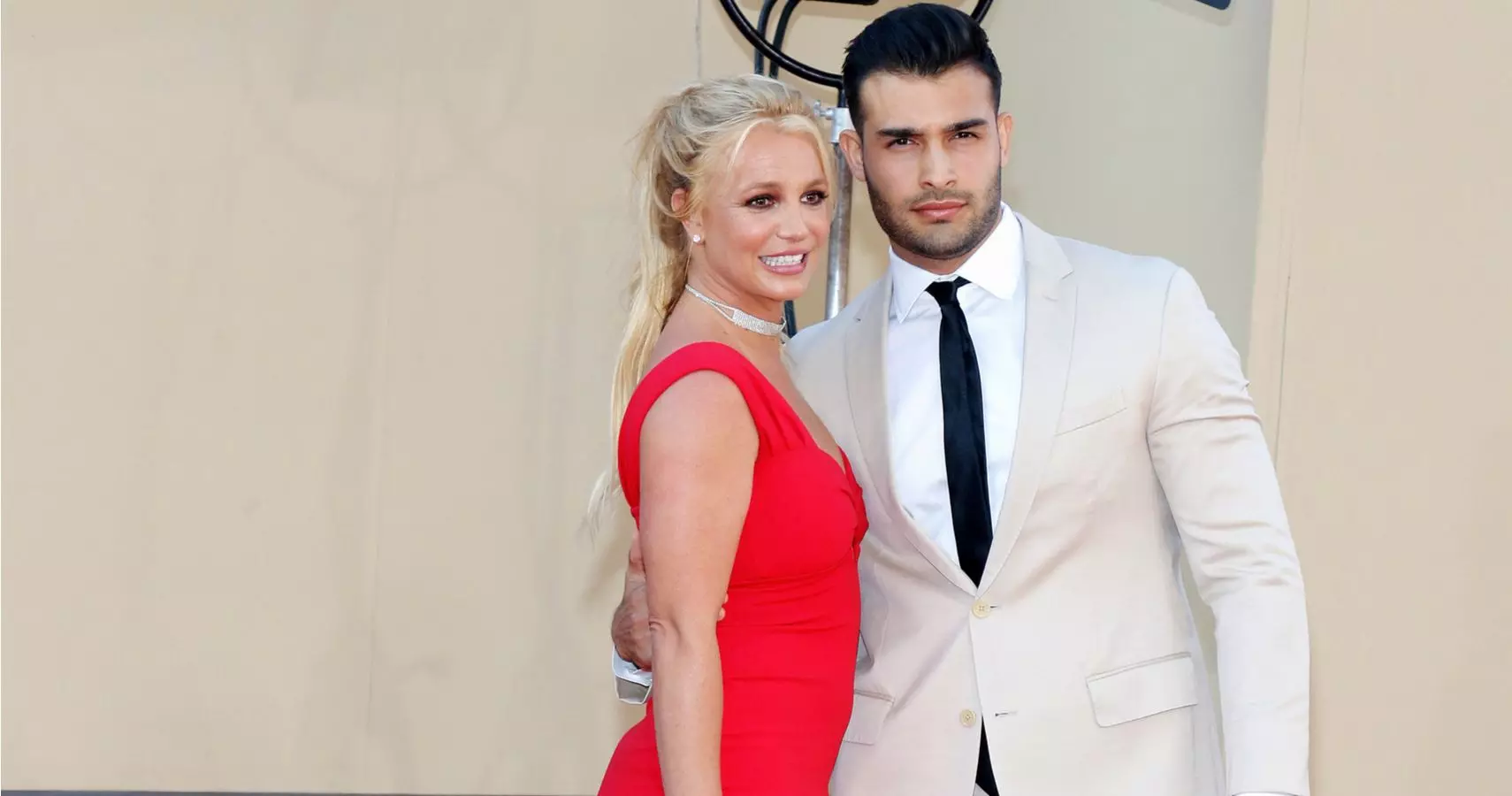 แฟนหนุ่มของ Britney Spears Sam Asghari พบเพชรช้อปปิ้งที่ Cartier