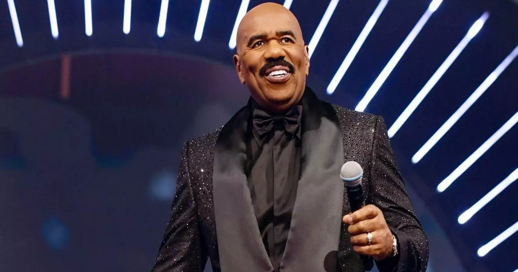 ຄວາມອົດທົນຂອງ Steve Harvey ໄດ້ນໍາພາລາວຈາກການຂາດທີ່ຢູ່ອາໄສໄປສູ່ຄວາມໂຊກດີ 200 ລ້ານໂດລາ 6389_0